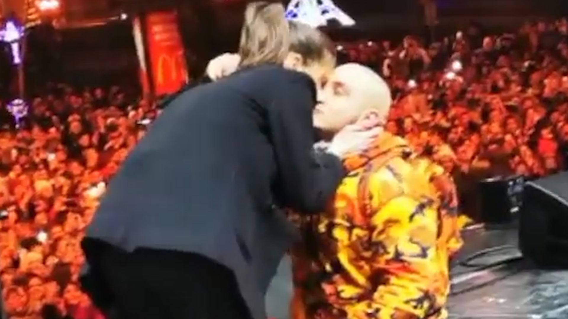 Vuk Mob zaprosio devojku na nastupu pred nekoliko hiljada ljudi! | BN