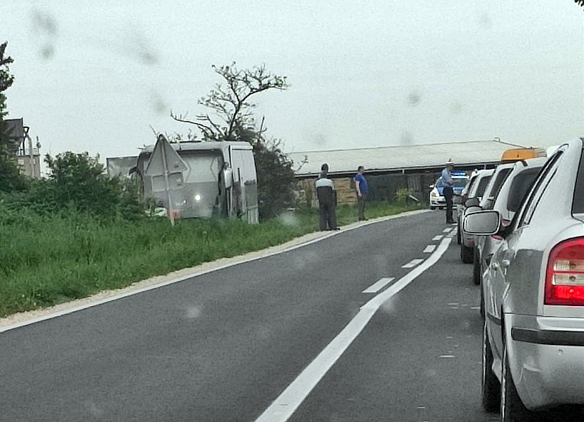 Autobus sa djecom sletio sa puta kod Bijeljine | BN Autobus sa djecom sletio sa puta kod Bijeljine | BN