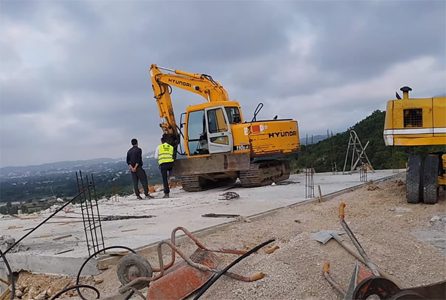 Bagerista odbio da sruši manastirski konak | BN