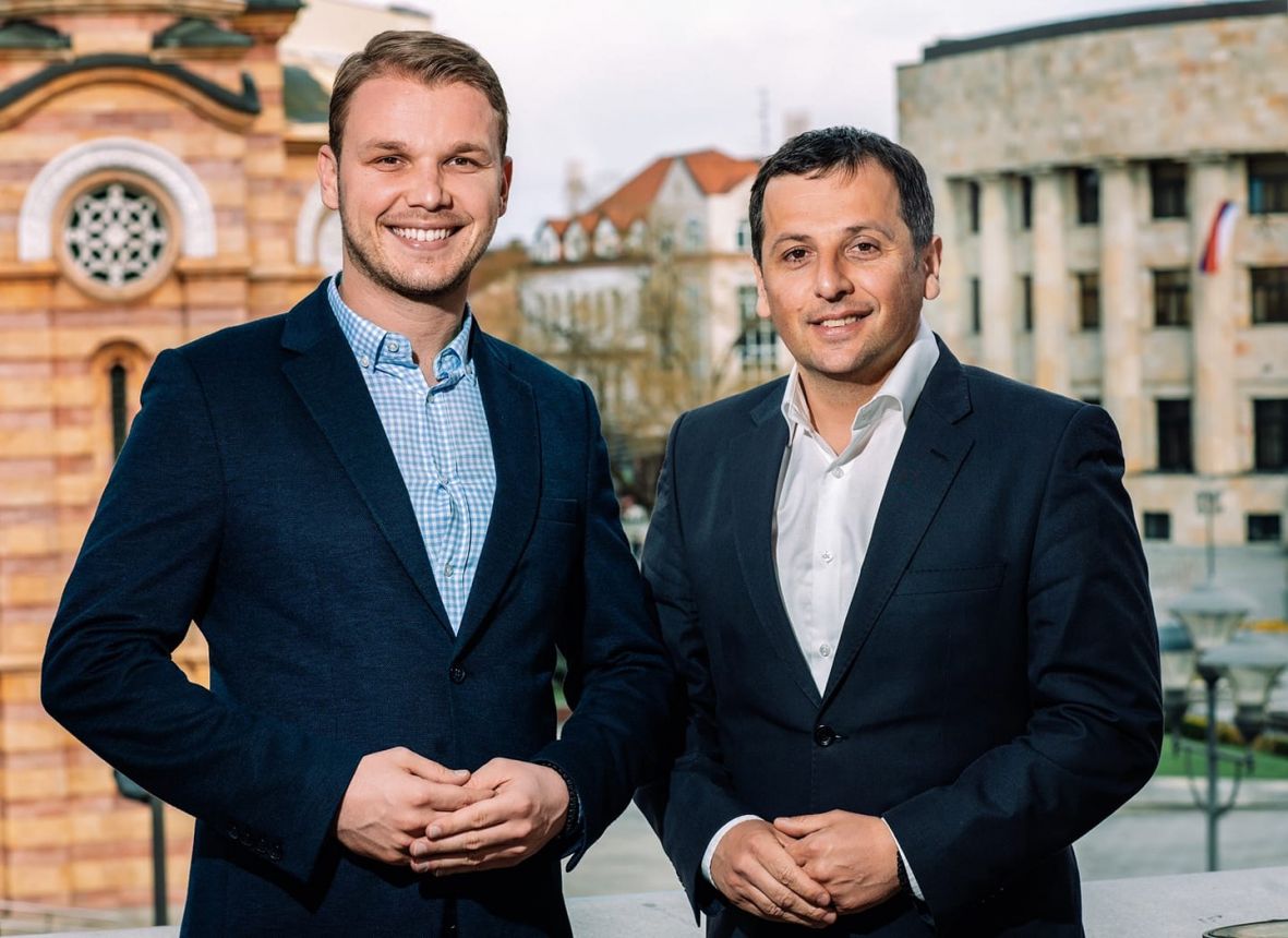 Ispred zgrade RTRS-a u 19:30 gledaju Dnevnik BN TV! | BN