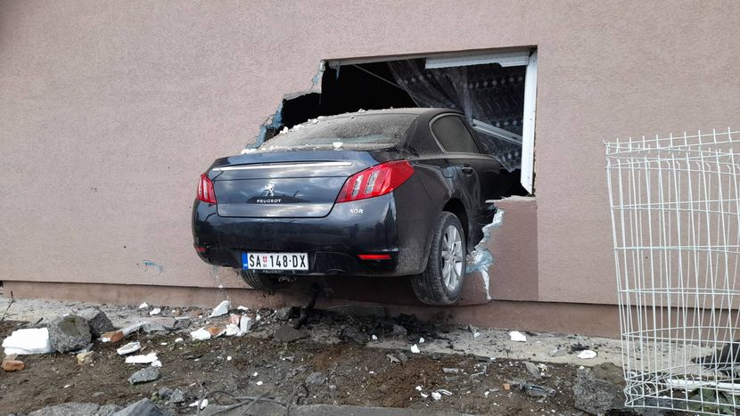 Vozač pri punoj brzini autom se zakucao u kuću | BN Vozač pri punoj brzini autom se zakucao u kuću | BN