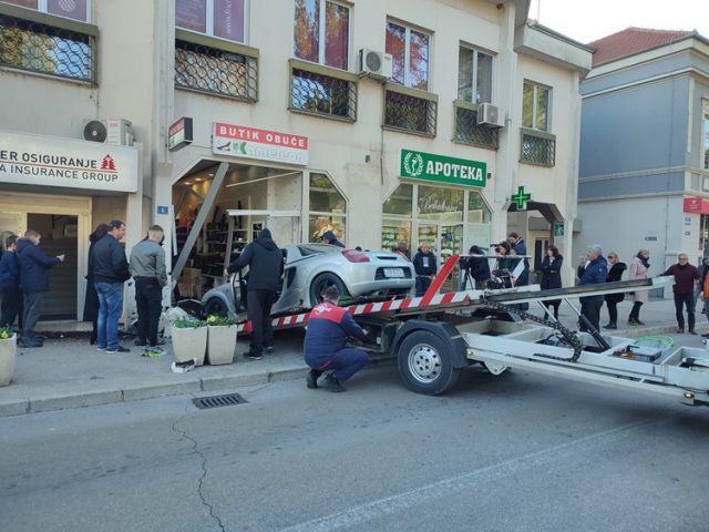 Vozač izgubio svijest, vozilom se zakucao u butik | BN Vozač izgubio svijest, vozilom se zakucao u butik | BN