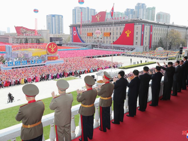 Sjeverna Koreja: Dan sunca uz ples i vatromet (VIDEO) | BN
