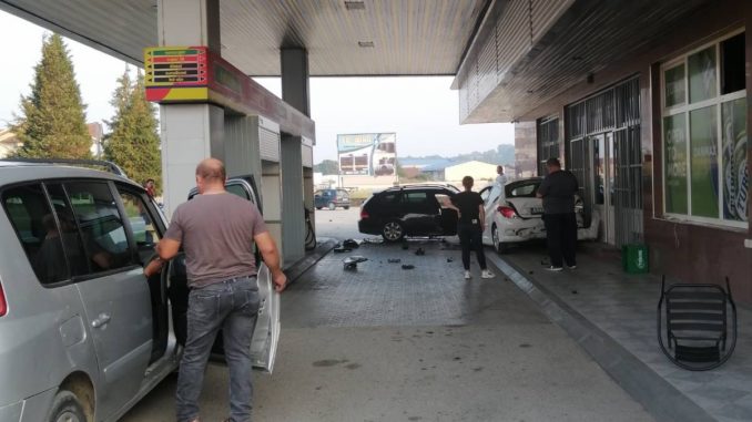 U sudaru auta na benzinskoj pumpi umalo katastrofa | BN