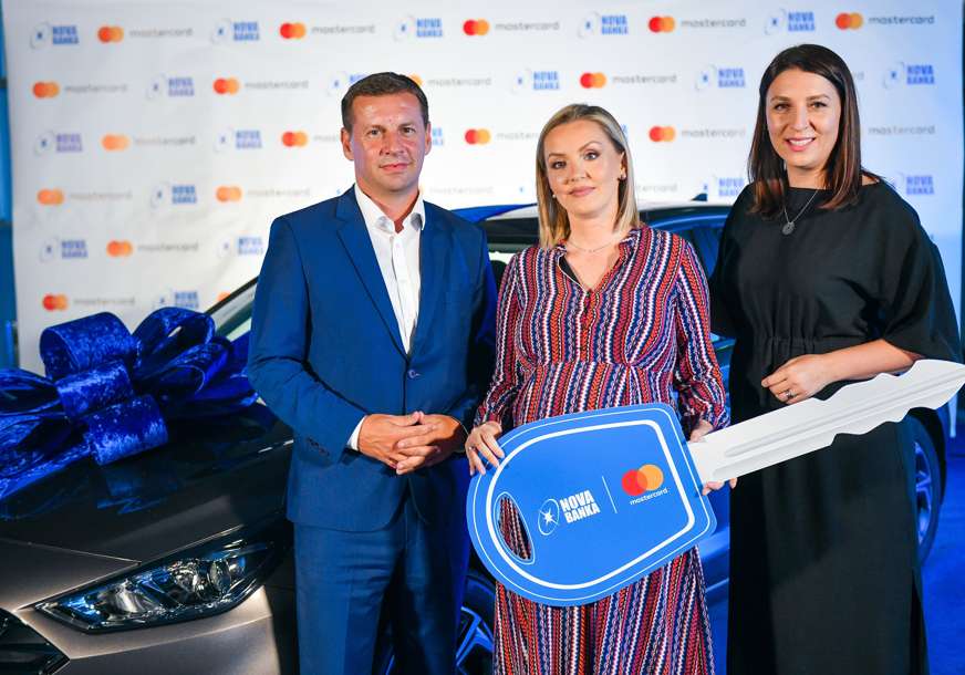 Nova banka uručila automobil srećnoj dobitnici | BN
