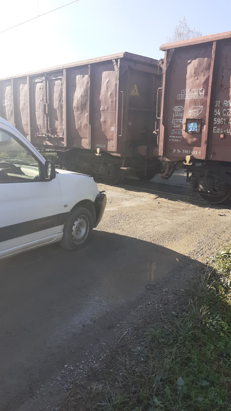 Teretni voz naletio na automobil na prelazu kod Doboja | BN