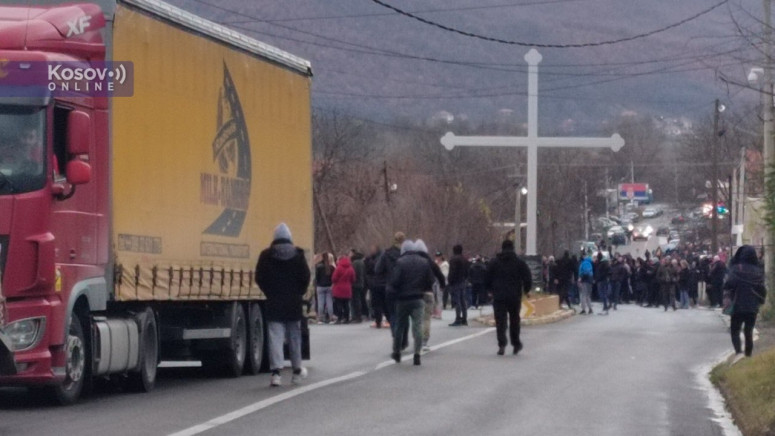 Srbi na sjeveru KiM i prošlu noć proveli na barikadama | BN