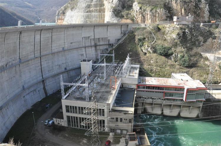 Uprava HE na Vrbasu kupuje 1.181 flašu vina i piva | BN