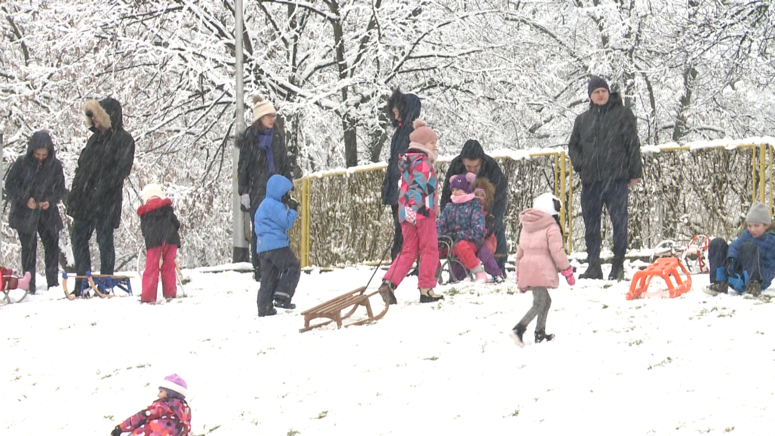 Zimske radosti u Banjaluci, najmlađi uživaju na snijegu | BN