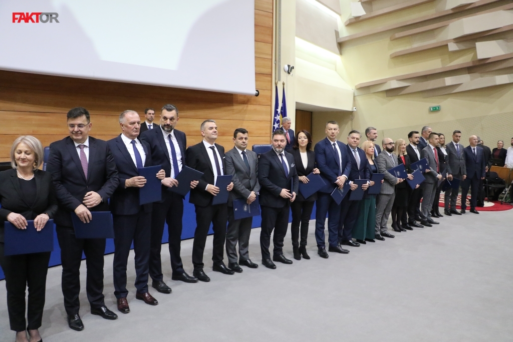 Hoće li BiH uvesti vize Rusima - "Vruć krompir" u rukama novoformirane ...