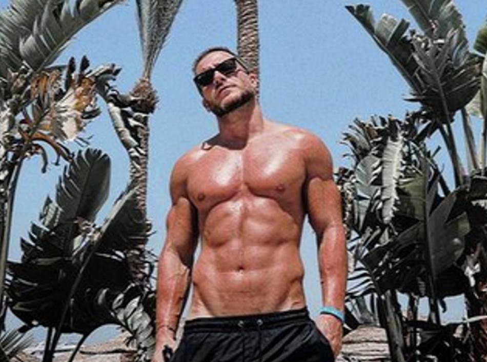 Pjevač Saša Kovačević pokazao mišiće | BN