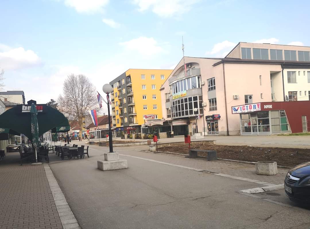 Od nove vlasti u Bratuncu prvi stradao drvored (FOTO) | BN