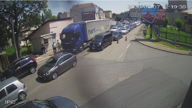Kolone automobila na granicama prema Hrvatskoj | BN