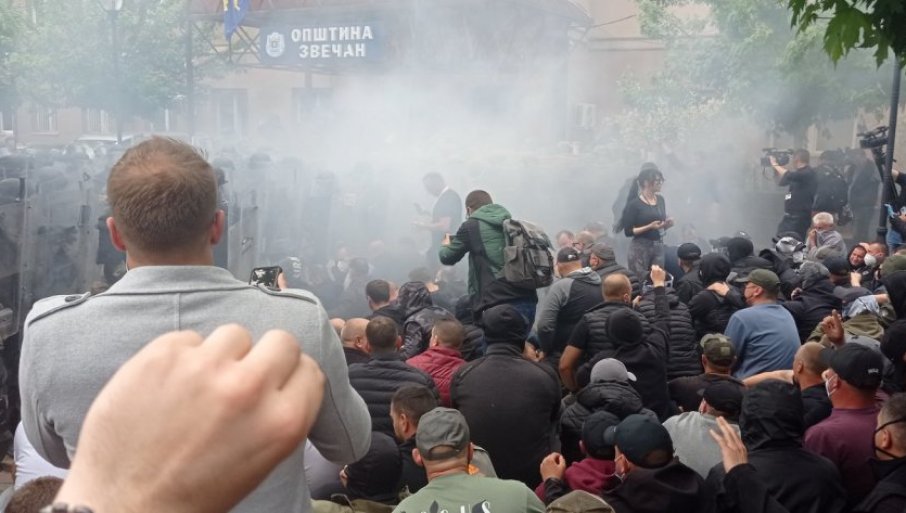Haos u Zvečanu: KFOR napao Srbe, dvoje ranjeno | BN Haos u Zvečanu: KFOR napao Srbe, dvoje ranjeno | BN