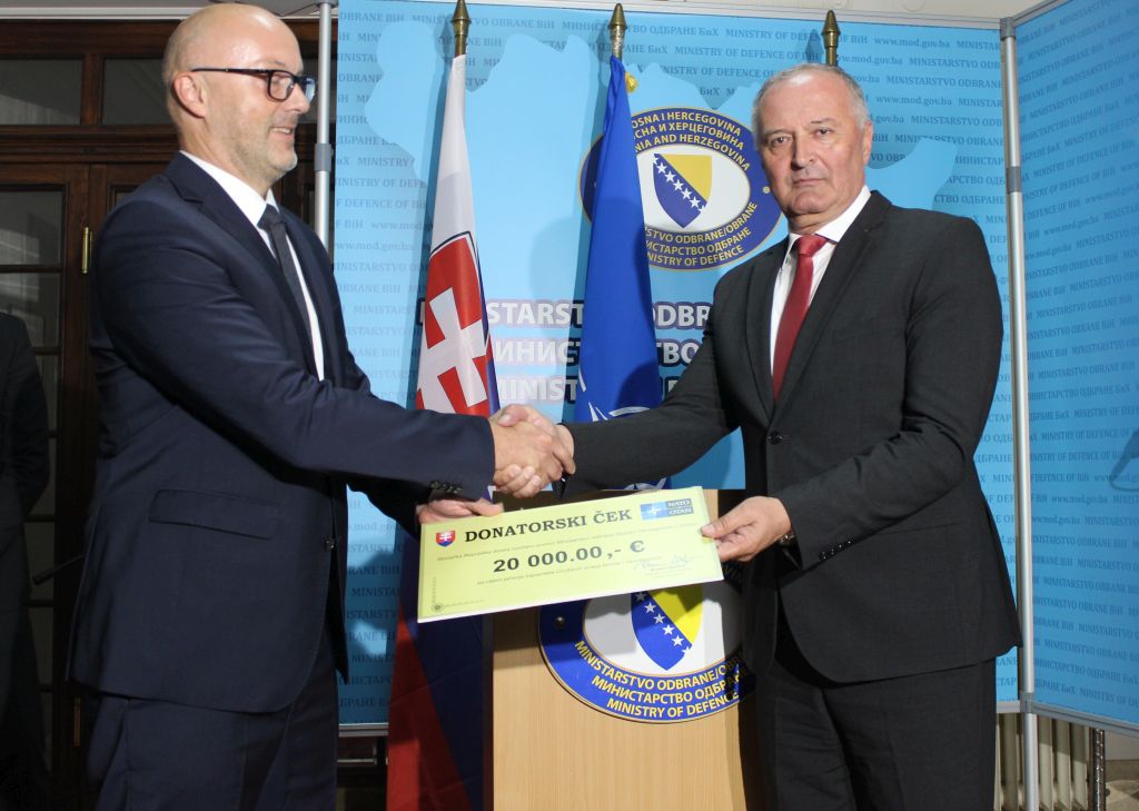Prvi donatorski ček za OS BiH iz NATO paketa pomoći | BN