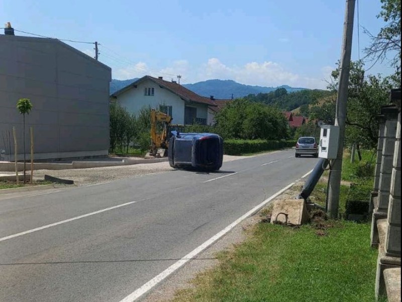Autom izvalio radar u Banjaluci, pa se prevrnuo | BN