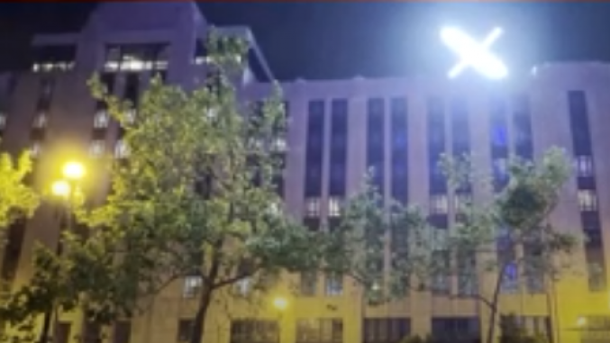 Džinovski sjajni logo X skinut sa sjedišta kompanije | BN