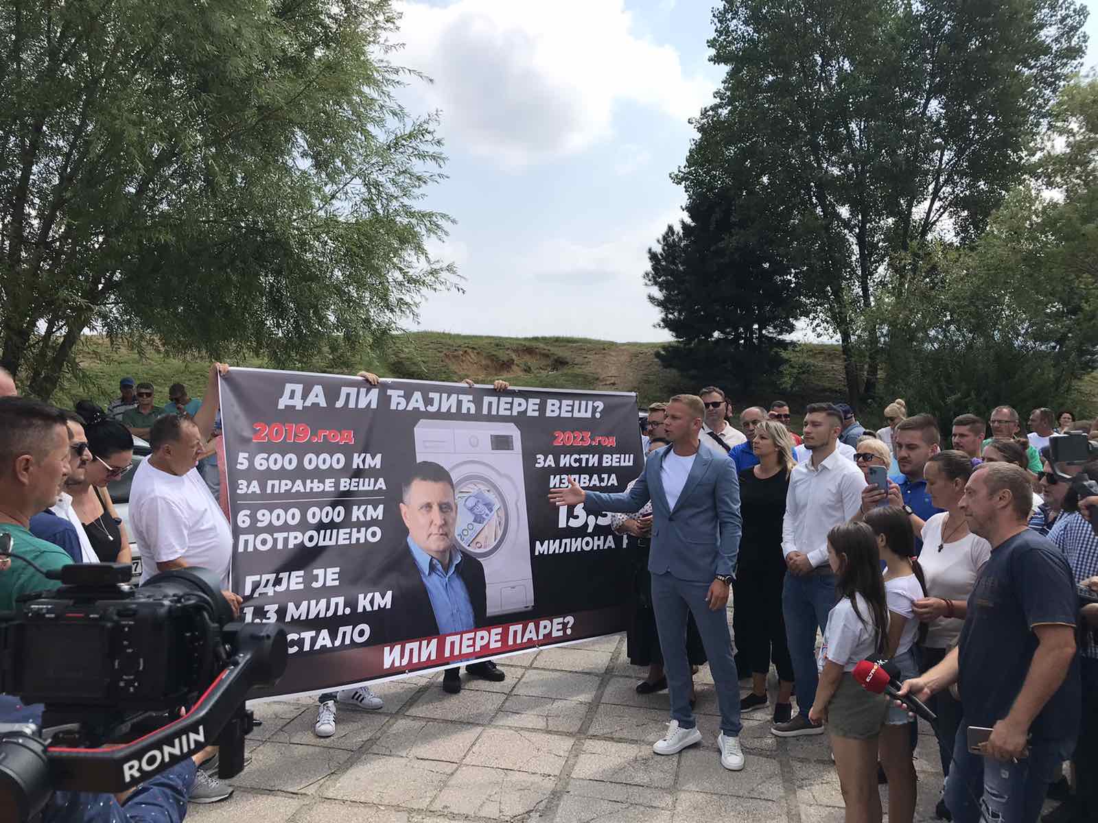 Drama ispred UKC RS: Stanivuković vs. Đajić (VIDEO) | BN