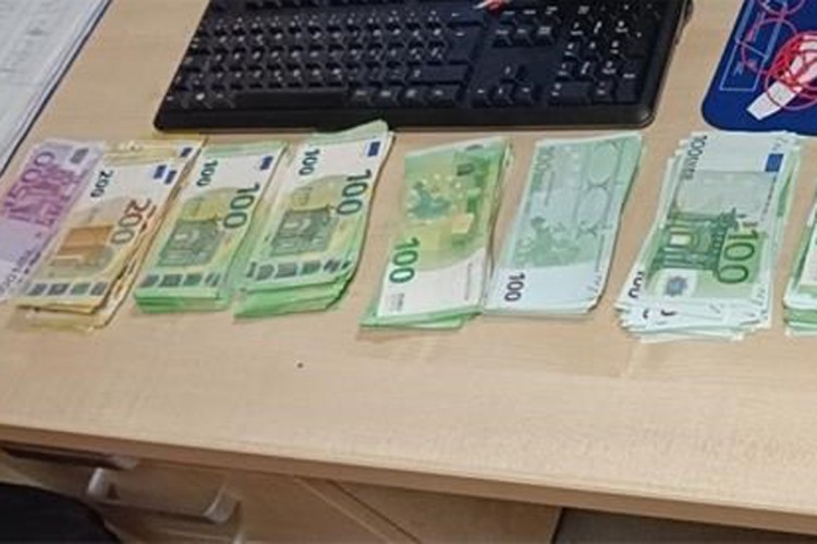 Vozač kamiona iz BiH u kabini krio 38.000 evra | BN Vozač kamiona iz BiH u kabini krio 38.000 evra | BN
