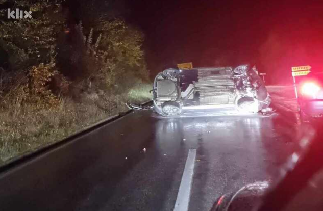 Teška saobraćajna nezgoda, vozilo završilo na krovu | BN Teška saobraćajna nezgoda, vozilo završilo na krovu | BN