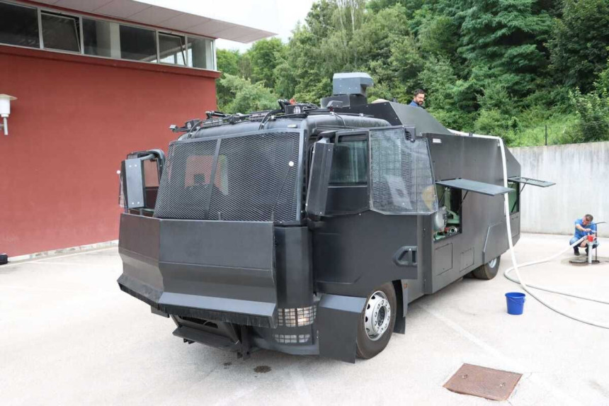 MUP nabavlja vodeni top sa pripadajućom municijom | BN