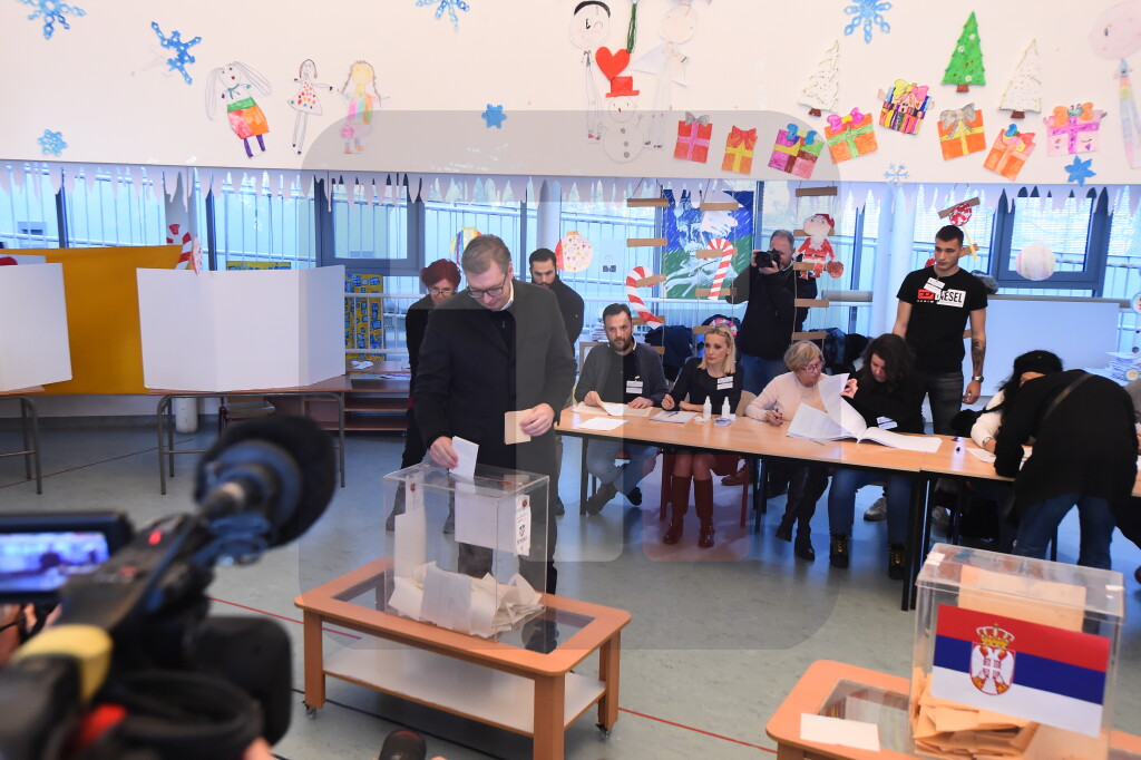 Predsjednik Srbije glasao jutros na Novom Beogradu | BN