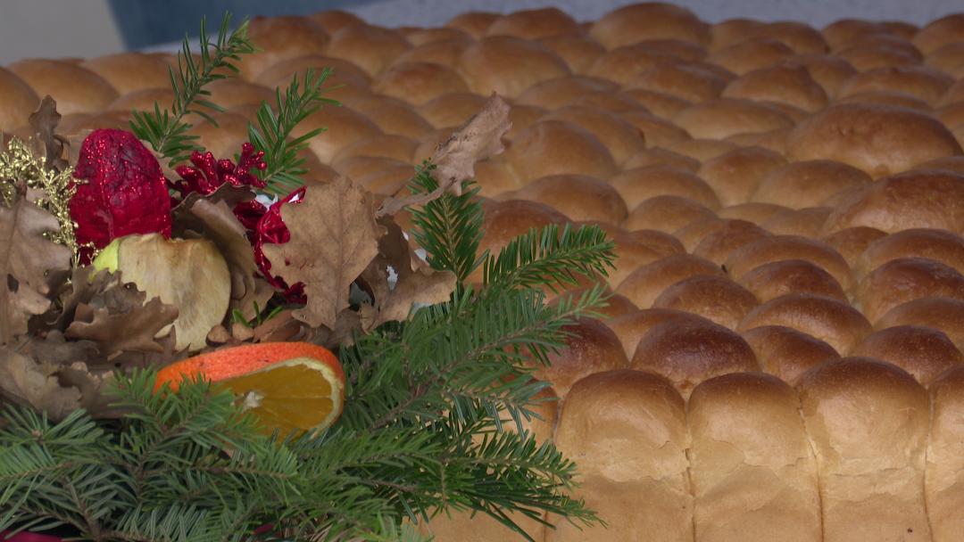 Lomljenje česnice ispred Gradske uprave Bijeljina | BN