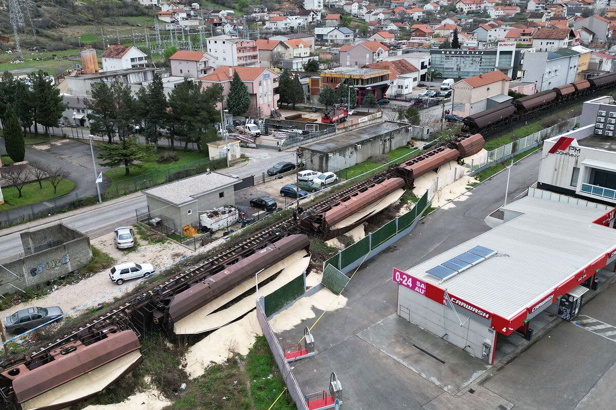 Iz pet prevrnutih vagona voza se prosuo šećer | BN