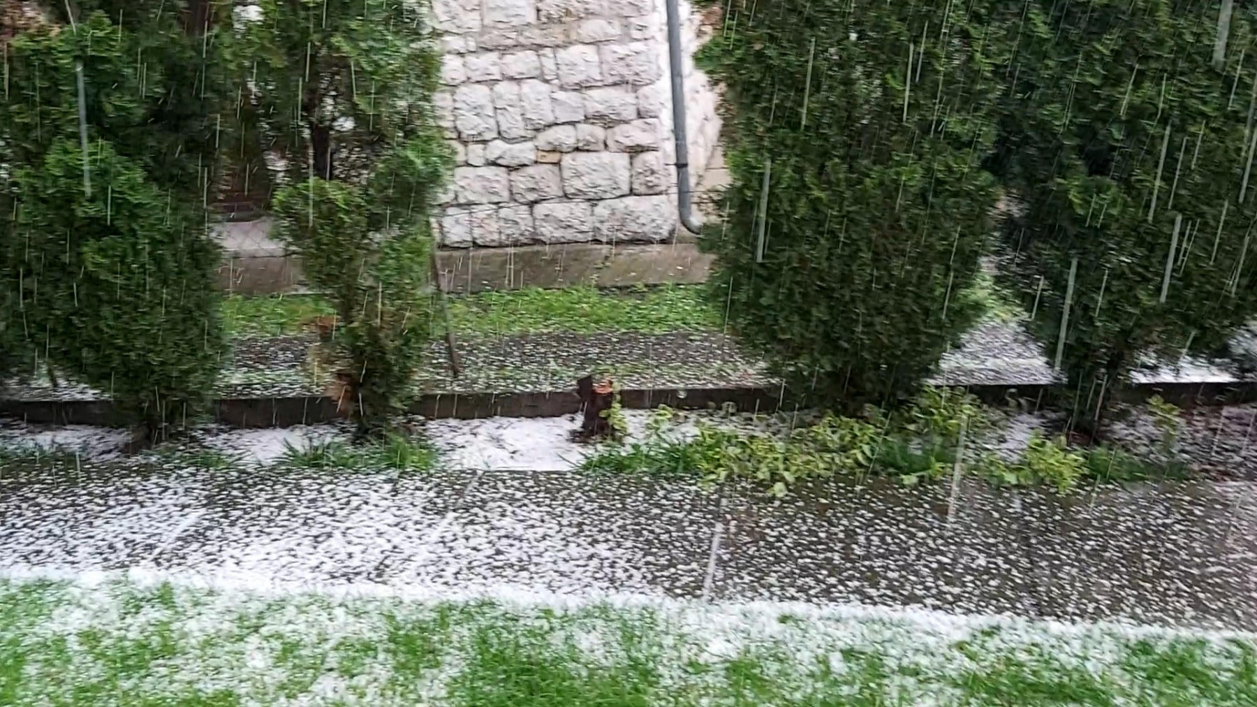 Jaka kiša uz nalete vjetra pogodila Doboj (VIDEO) | BN Jaka kiša uz nalete vjetra pogodila Doboj (VIDEO) | BN
