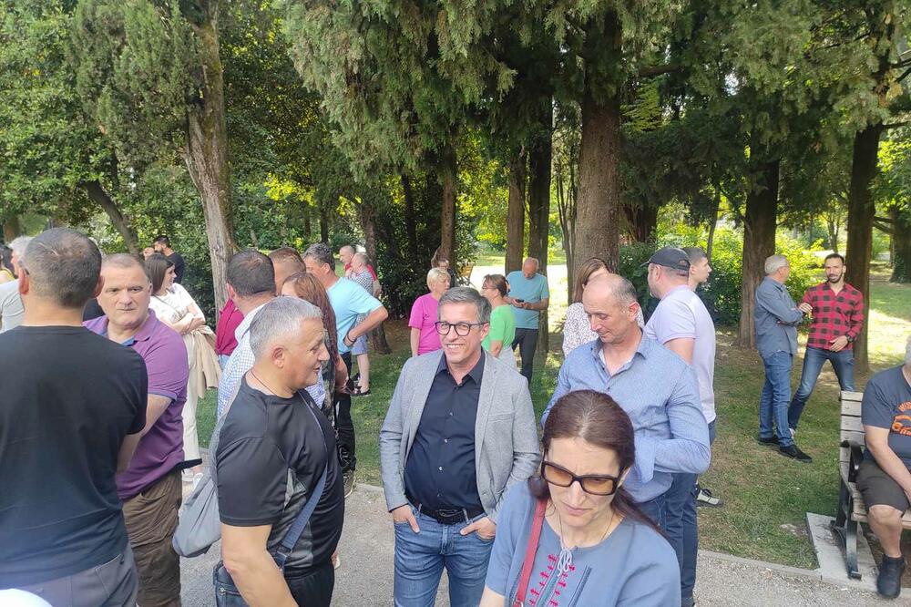 Građani CG ispred zgrade Vlade prate glasanje u GS UN | BN