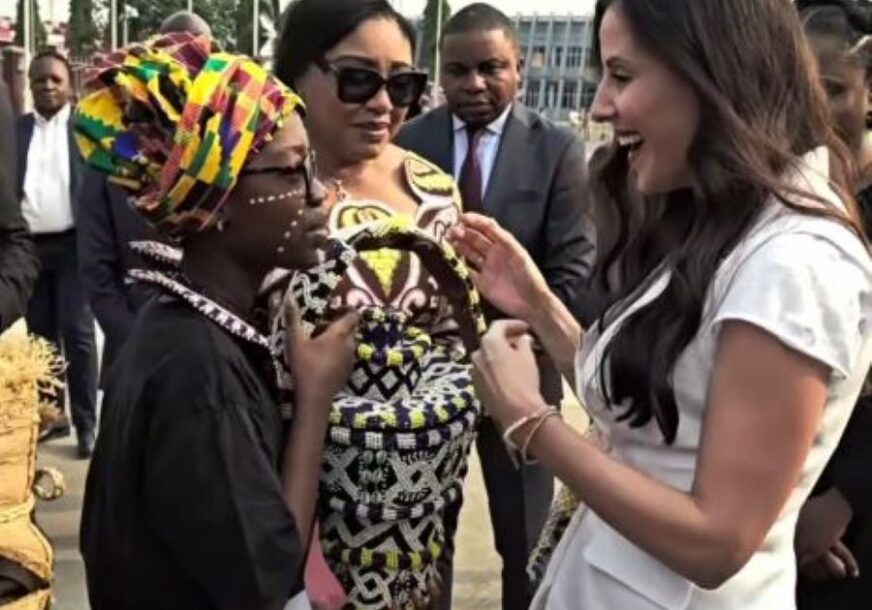 Svi gledaju u šik tašnu Tamare Vučić (VIDEO) | BN