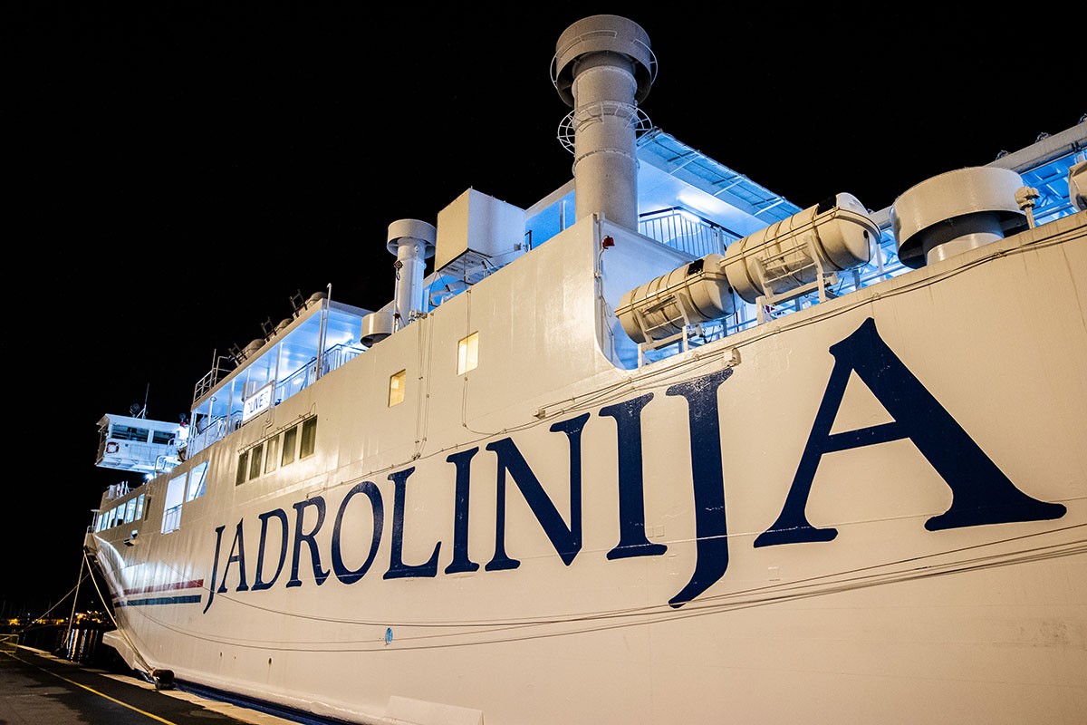 Korčula: Kvar na trajektu sa 340 putnika, pluta morem | BN