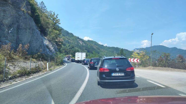 Nastale kilometarske kolone na putu Mostar-Jablanica | BN