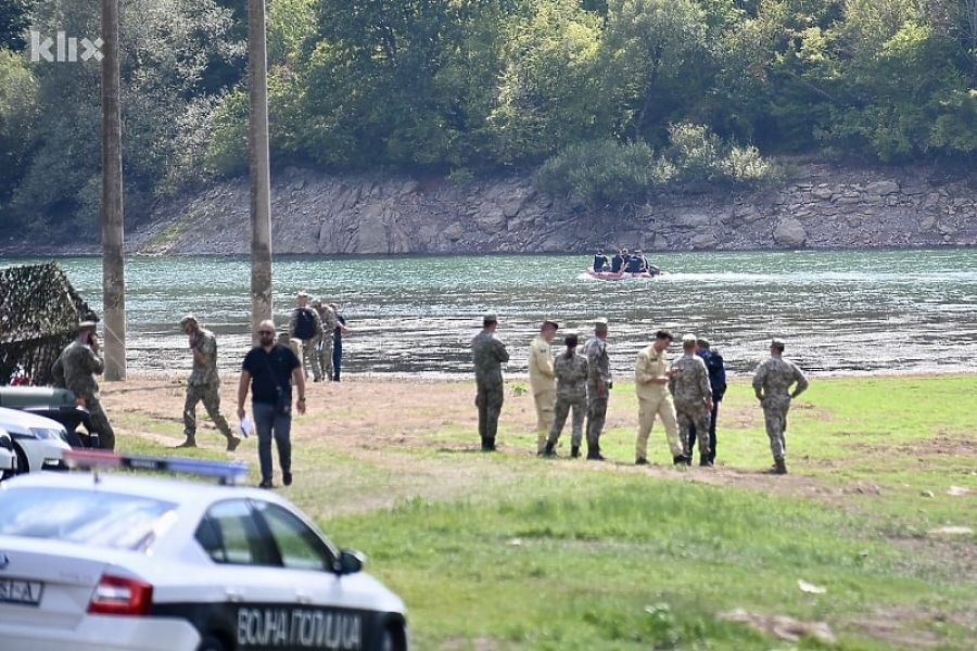 Lociran helikopter OS BiH u Jablaničkom jezeru | BN