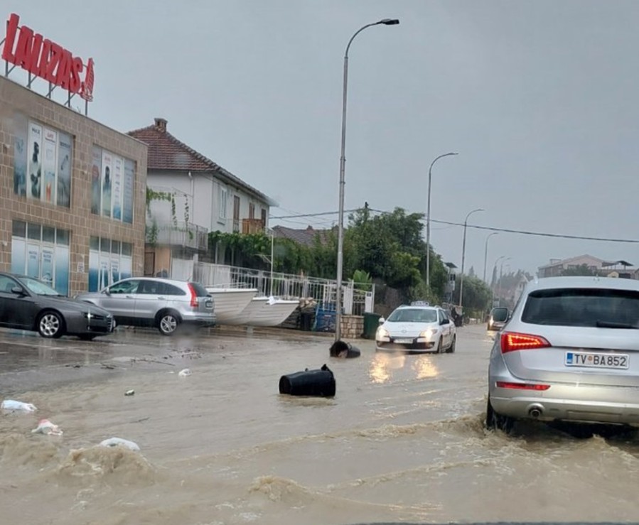 Obilne padavine izazvale poplave u Crnoj Gori | BN