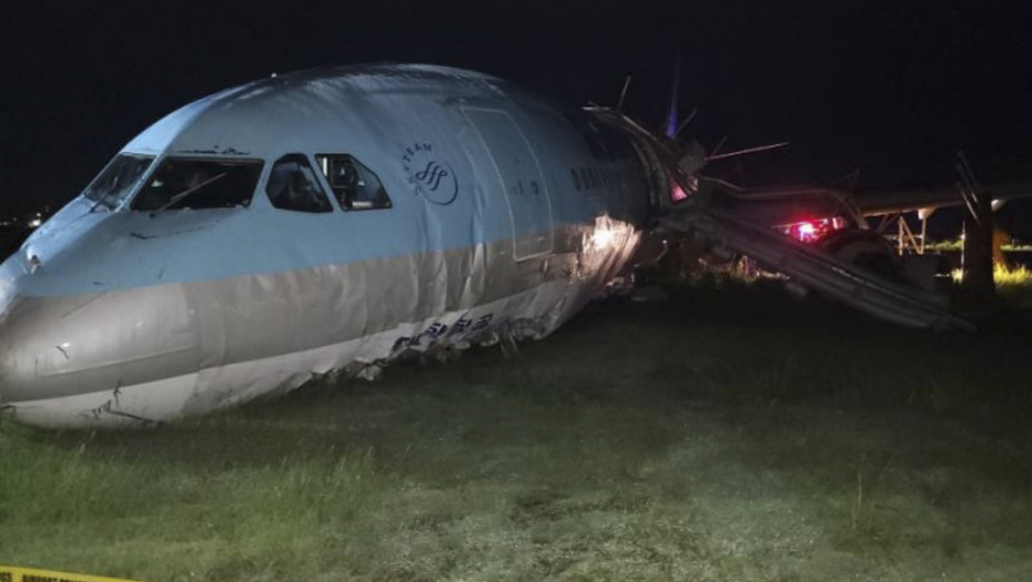 Avion se srušio u jezero, ljudi zarobljeni pod vodom | BN Avion se srušio u jezero, ljudi zarobljeni pod vodom | BN
