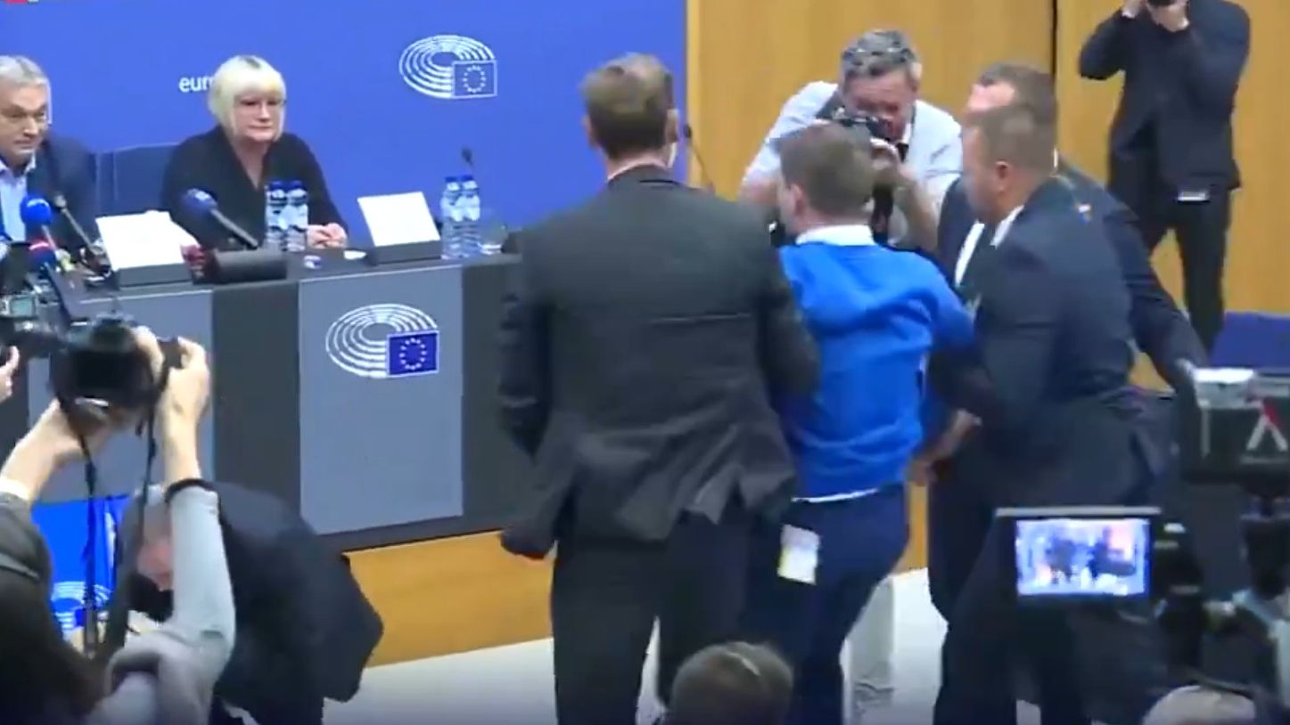 Pojavio se novi snimak napada na premijera Orbana | BN