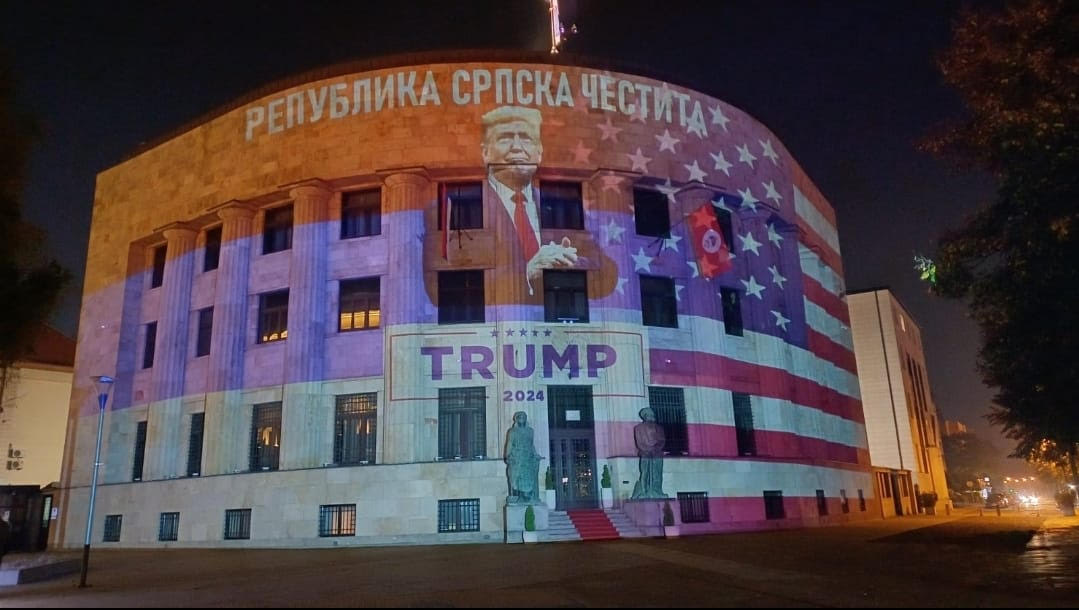 Palata Republike Srpske obasjana američkom zastavom | BN