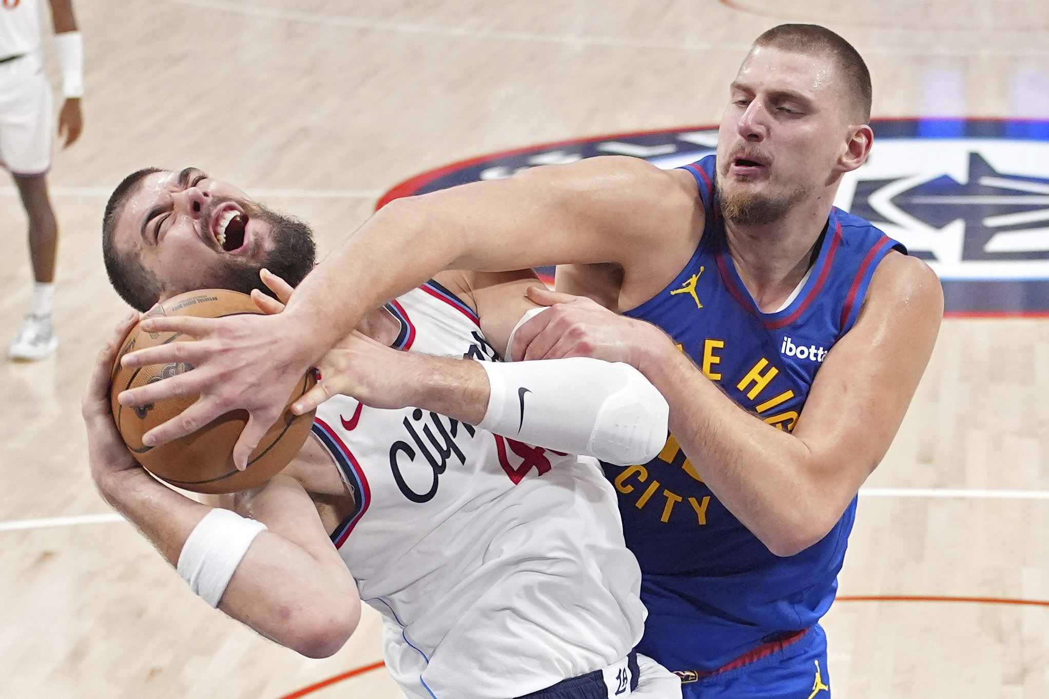 Tripl-dabl Jokića u porazu Denvera od Klipersa | BN