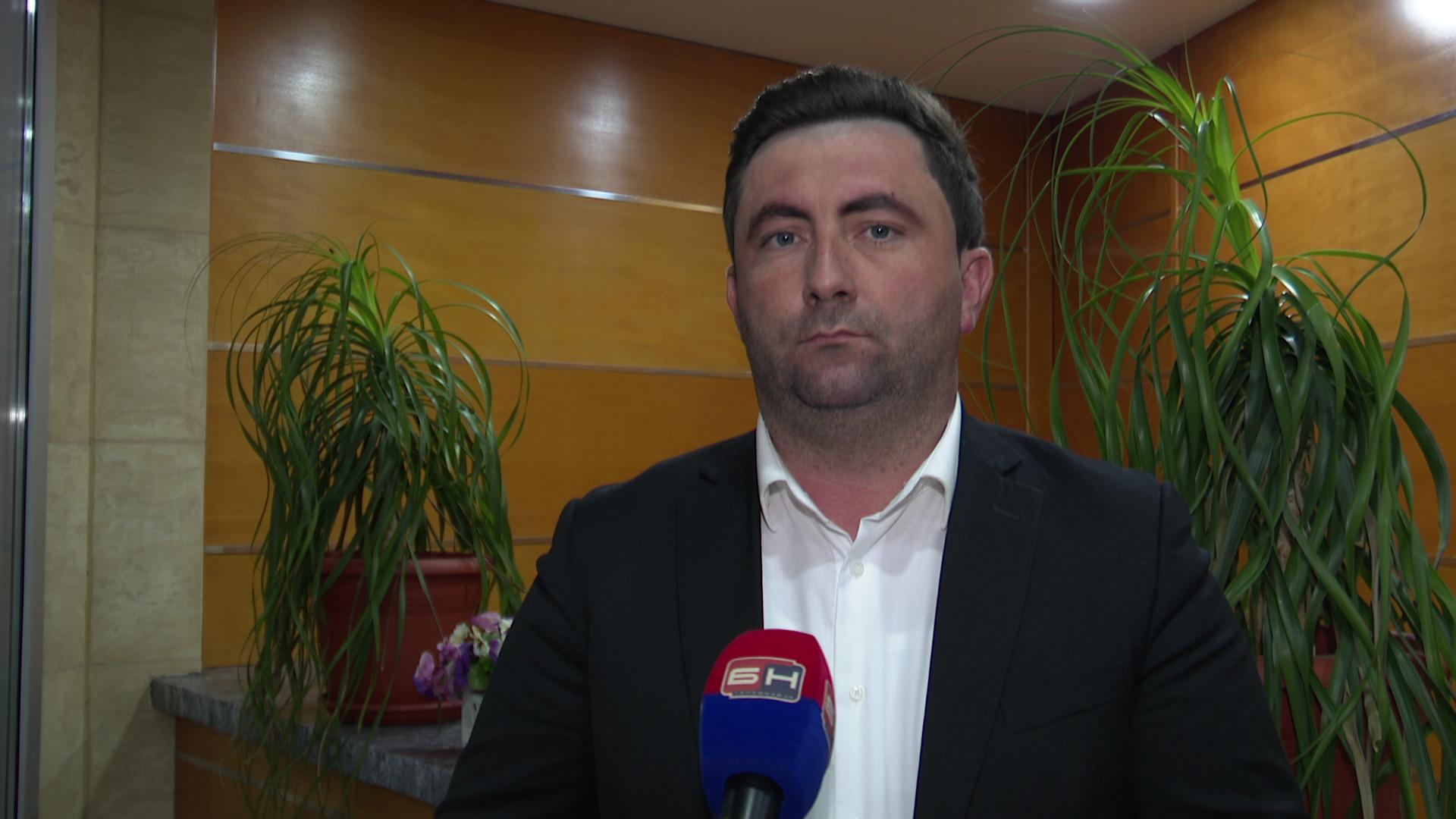 Zbog izjave da su Semberci šverceri i kupusari SNSD-ov gradonačelnik ... Zbog izjave da su Semberci šverceri i kupusari SNSD-ov gradonačelnik ...