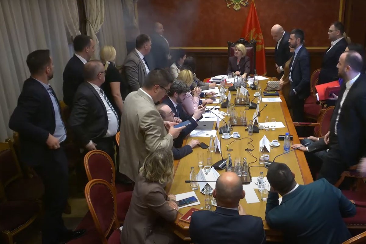 Drama u Skupštini, aktivirana dimna bomba na sjednici | BN