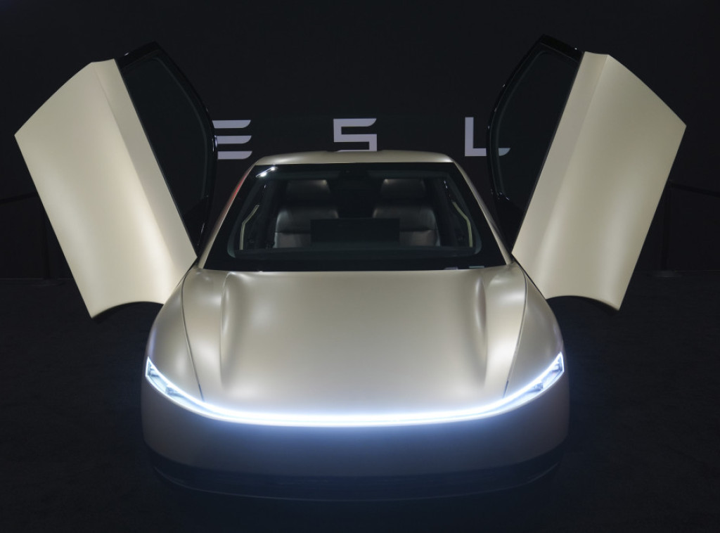 Teslin automobil se zapalio ispred hotela u Las Vegasu | BN