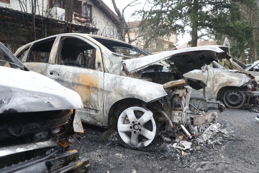 Zapalio "mercedes" i "reno", pa oštetio još 15 automobila | BN