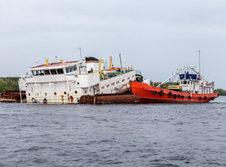 Naftni tankeri usidreni u lukama nakon sankcija | BN