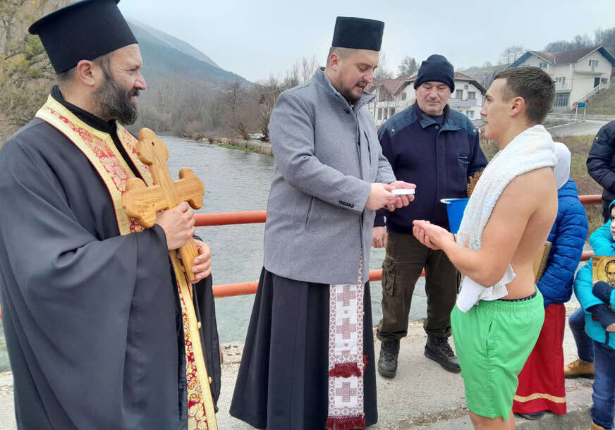 Darko Vuković (15) prvi doplivao do Časnog krsta | BN