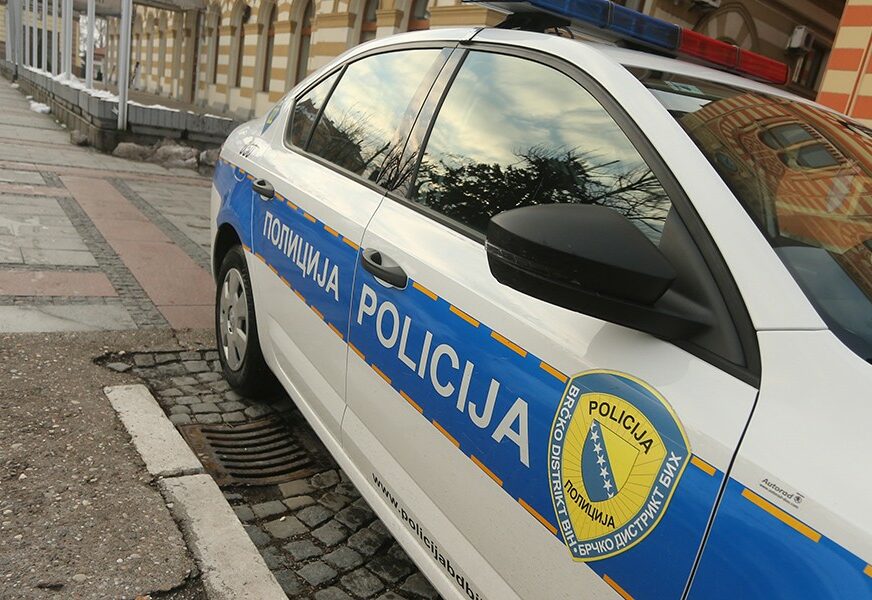 Policija u Brčkom u kući zatekla 31 dijete, tri osobe uhapšene | BN