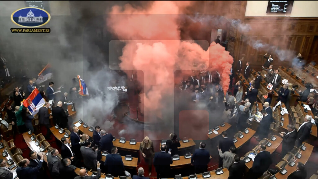 Neredi u Skupštini Srbije: Opozicija bacila dimne bombe | BN