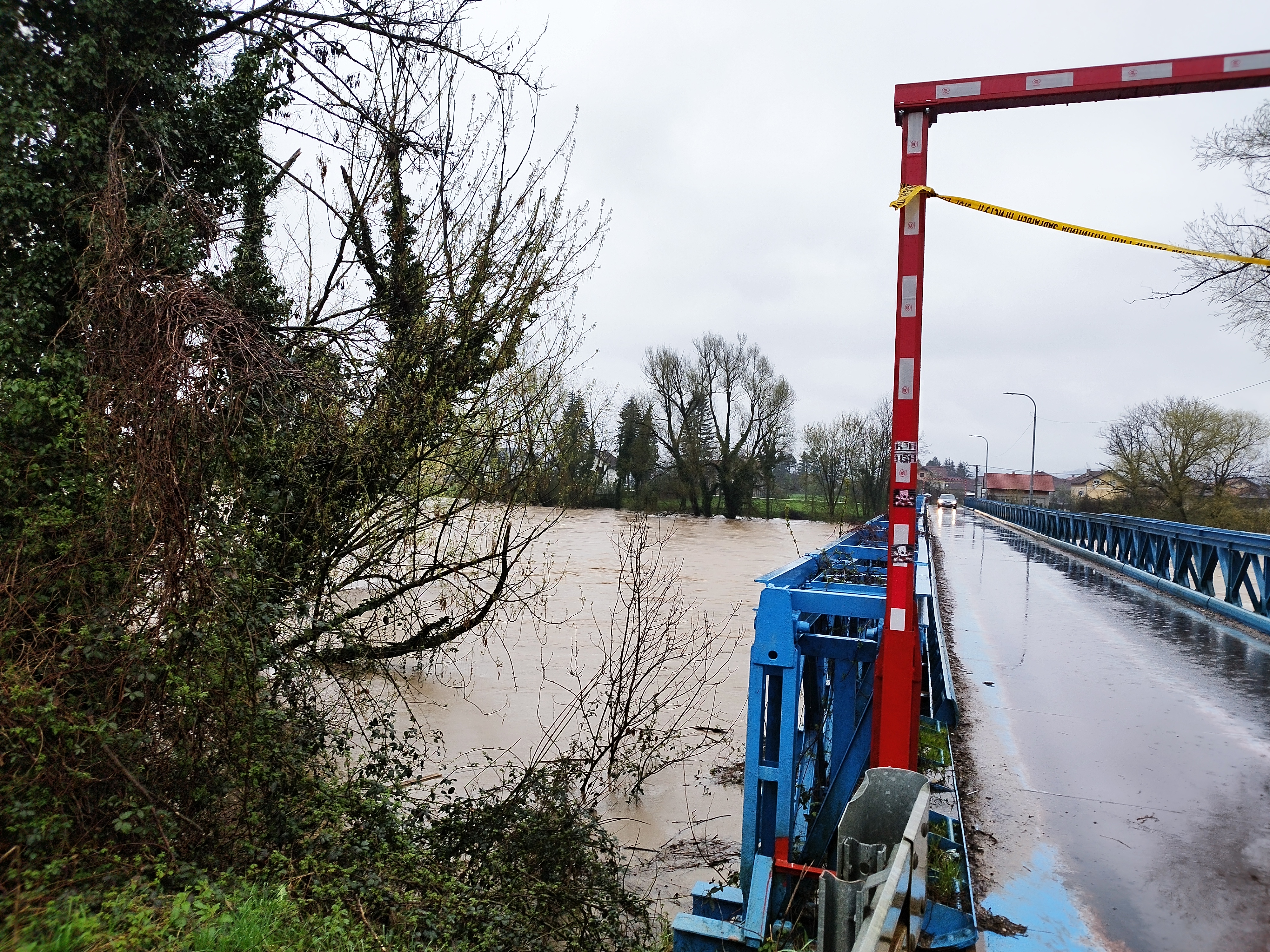 Laktaši: Vrbas u porastu, zatvoren Trnski most (FOTO) | BN