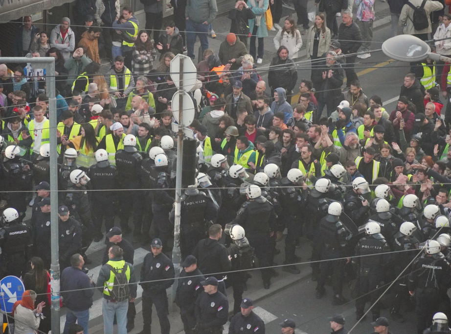 Studenti u blokadi i dalje blokiraju RTS i ulaz u RTV | BN