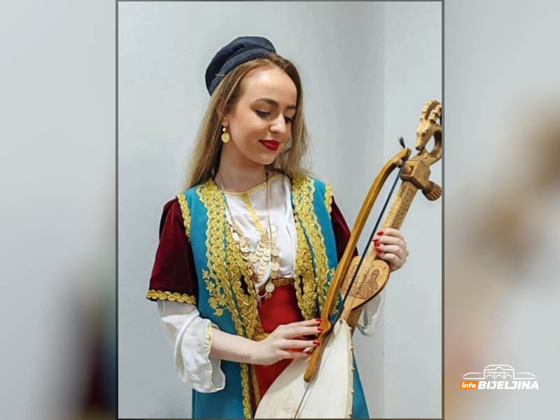 Bijeljinka prva u Srpskoj počela da svira i pjeva uz gusle | BN